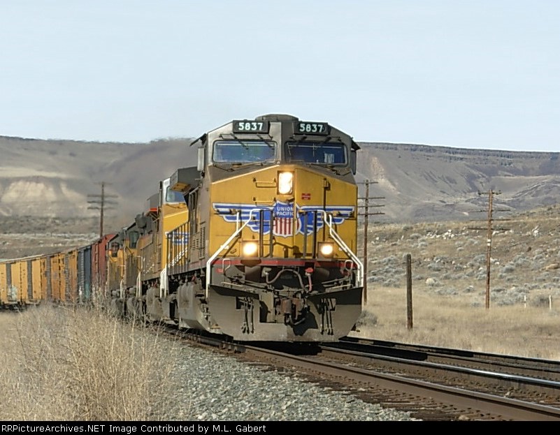 UP 5837 rounds the curve